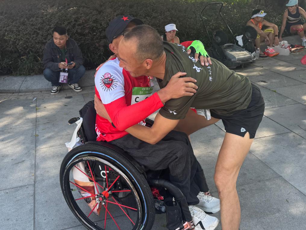 他完成第95场马拉松，坐着轮椅——上海热线体育频道